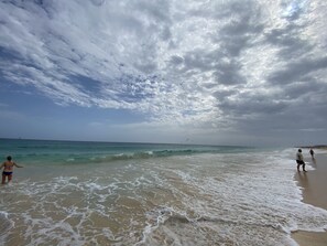 Perto da praia, areia branca 