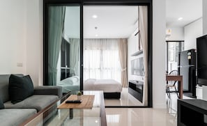 Cofre no quarto, secretária