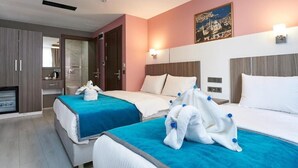 Quarto de hotel com duas camas, banheiro e vista para a cidade.