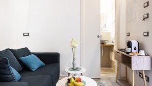 Quarto Clássico com Cama de Casal | Sala