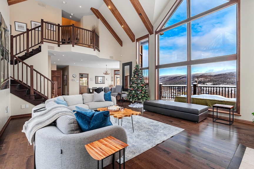 Spectacular Home With Breathtaking Views Of Mont-tremblant, Minutes From Resort. -