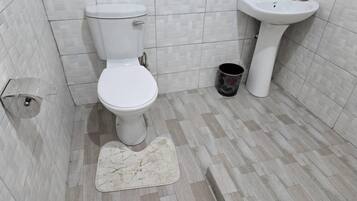 Chalé Deluxe | Casa de banho | Um polibã, artigos de higiene pessoal grátis