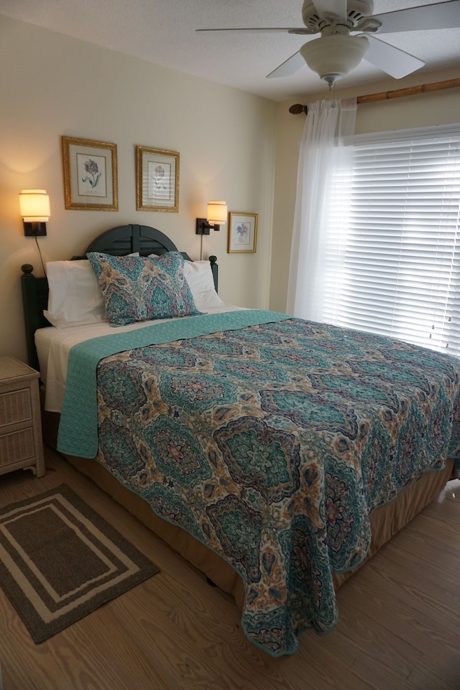 Pet Friendly Sparrow Pond Coastal Cottage With 3 Bedrooms / 3 Baths - Kiawah Island, SC