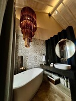 Quarto Elite | Casa de banho | Um secador de cabelo, toalhas fornecidas, sabão, champô 