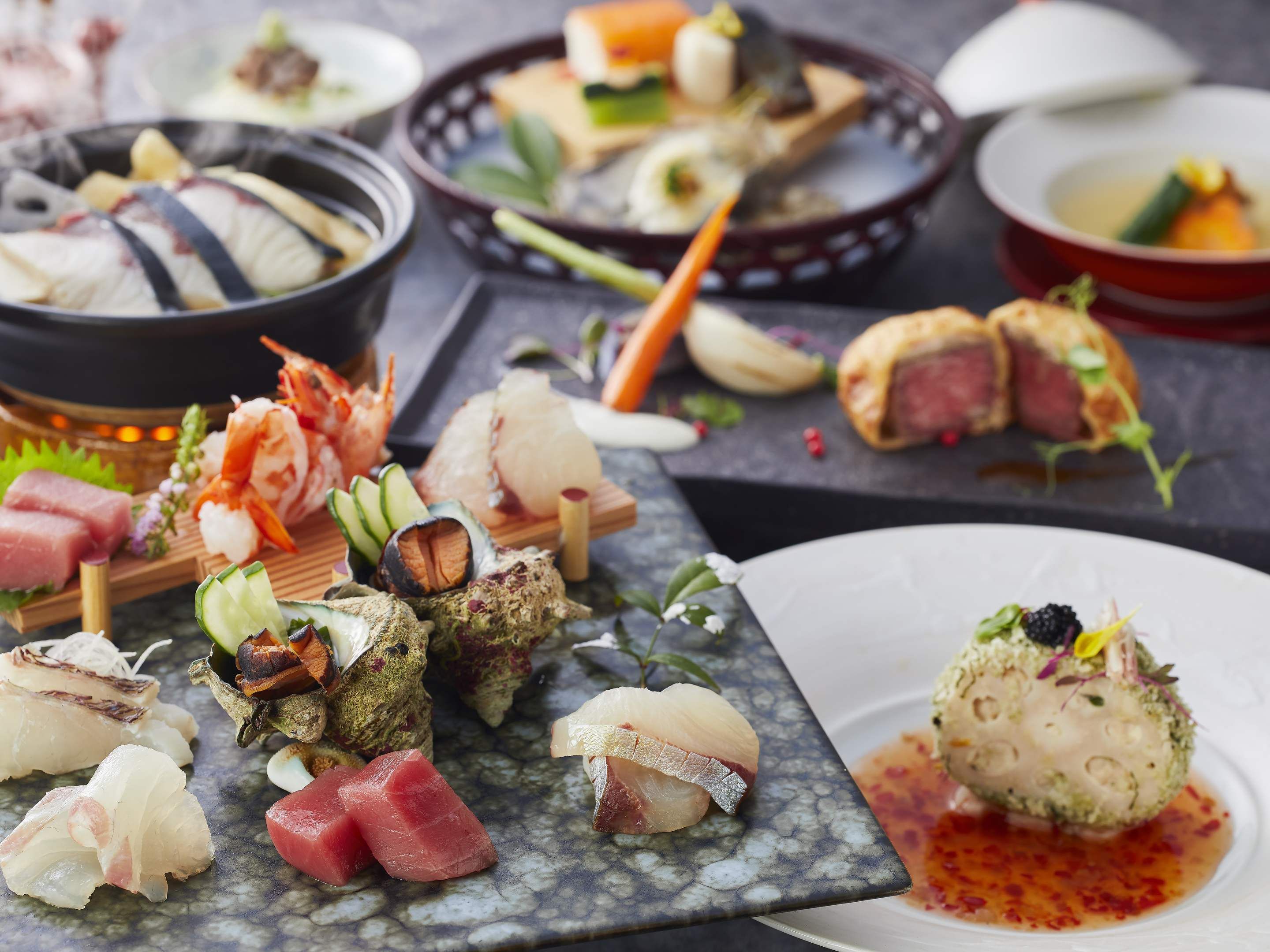 Diversos pratos de sushi em cima de uma mesa.