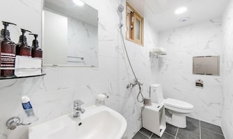 Quarto (Large Studio) | Banheiro | Chuveiro, produtos de toalete grátis, secador de cabelo 