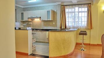 Quarto casal exclusivo, 2 quartos | Cozinha privada | Geladeira, micro-ondas, fogão, cooktop