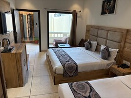 Quarto Quádruplo Familiar | Roupa de alta qualidade, camas de colchão viscoelástico, secretária 