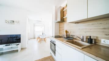 Apartamento Comfort, 2 quartos (B4) | Sala de estar | Televisor de ecrã plano de 43 polegadas com canais via satélite
