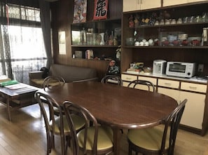 Quarto Tradicional (Japanese Style) | Sala | TV de ecrã plano, brinquedos