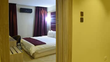 Suite, 1 quarto | 1 quarto, minibar, cofre com capacidade para portátil, secretária