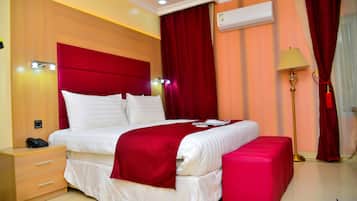 Quarto Deluxe | 1 quarto, minibar, cofre com capacidade para portátil, secretária