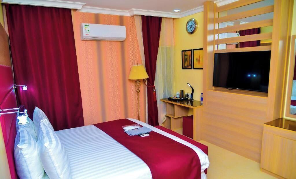 Frigobar, cofres nos quartos, escrivaninha