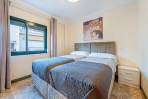 1 quarto, cofre no quarto, secretária, quartos insonorizados 