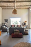 Suite, vista para a montanha | Sala de estar | Brinquedos 