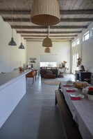 Suite, vista para a montanha | Espaço de cozinha partilhado | Um frigorífico, uma placa de cozinha, uma torradeira 