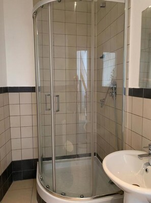 Apartamento, 3 quartos | Casa de banho | Artigos de higiene pessoal grátis, toalhas fornecidas 