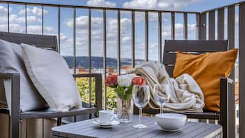 Apartamento conforto, 2 quartos | Terraço/pátio