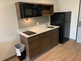 Quarto standard, 1 cama Queen, para não fumantes | Área de estar | TV de tela plana 40 polegadas com canais a cabo, TV