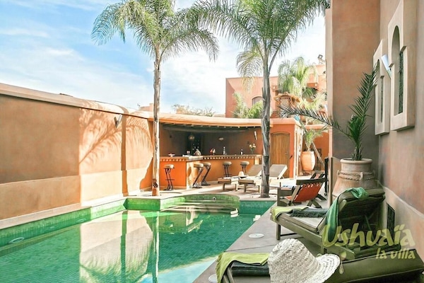 Piscina exterior, espreguiçadeiras