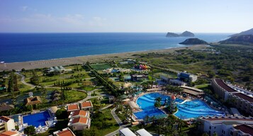 Uma praia privada, bares na praia 