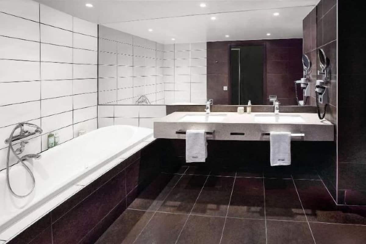 Banheiro | Chuveiro, chuveiro com efeito de chuva, produtos de toalete grátis