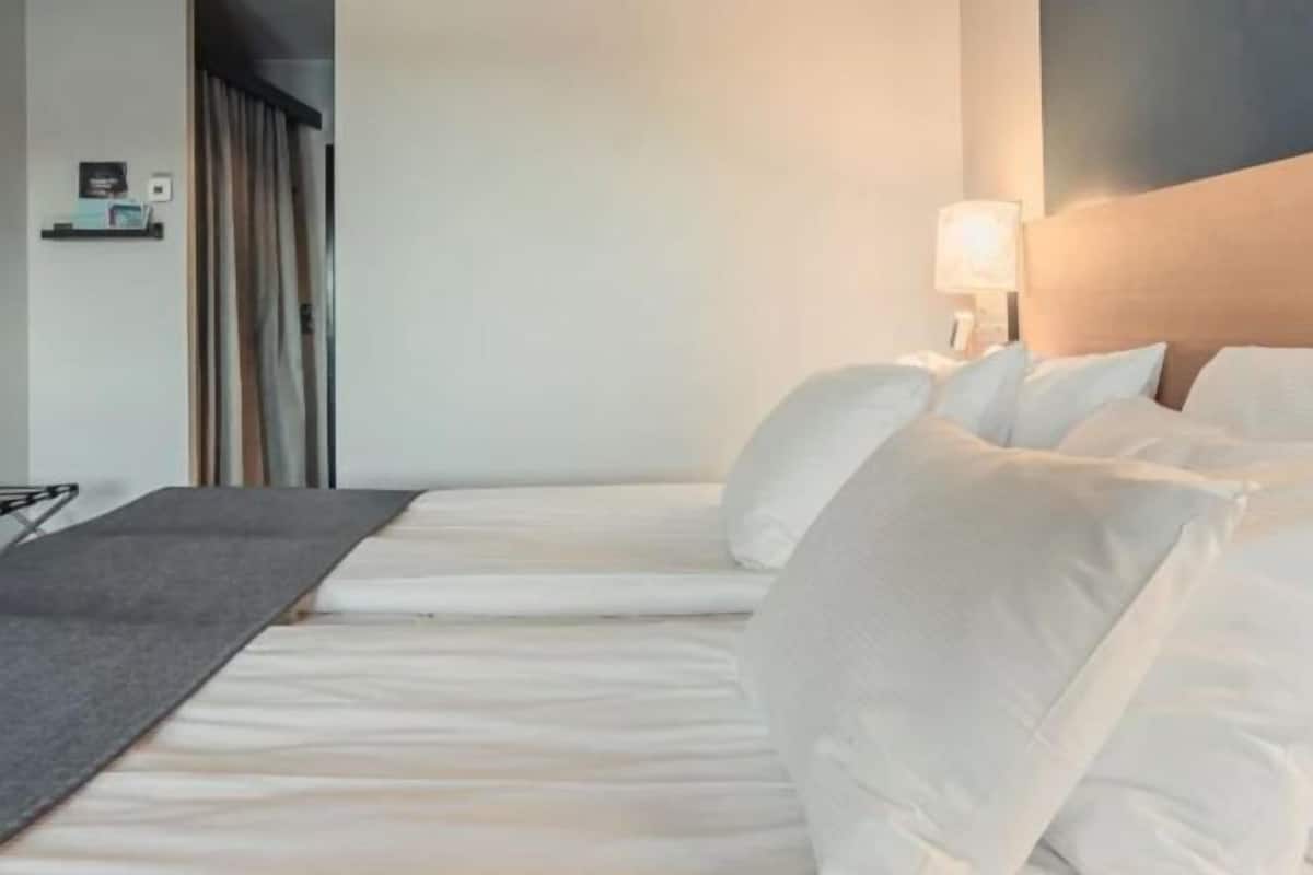 Cofres nos quartos, cortinas blackout, quartos à prova de som