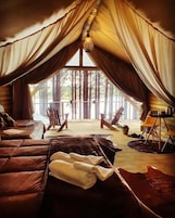 Cabana romântica, 1 cama Queen, vista para o lago | Individualmente decorados, individualmente mobiliados, escrivaninha