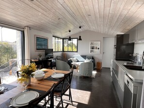 Casa, 2 quartos | Sala de estar | Piso aquecido 