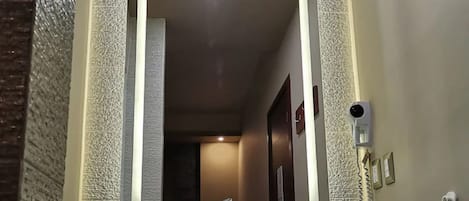 Casa de banho com um espelho grande, lavatório e um porta-toalhas.