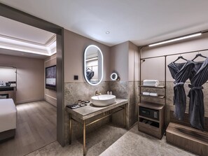 Quarto Superior, 1 cama king-size | Minibar, cofre no quarto, secretária, ferro/tábua de engomar 