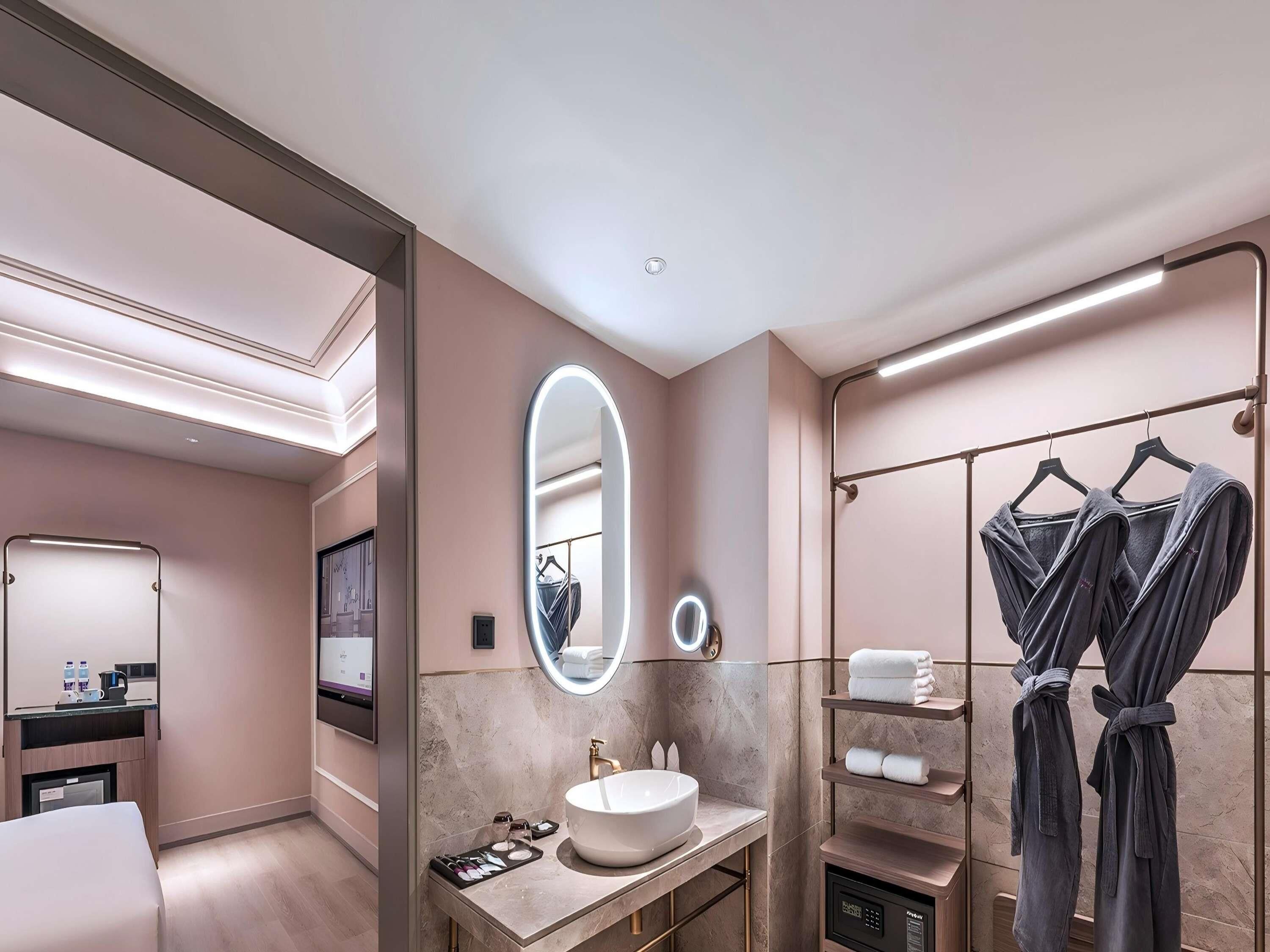 Quarto luxo, 1 cama King | Frigobar, cofres nos quartos, escrivaninha, cortinas blackout