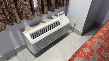 Quarto luxo, 2 camas Queen, para não fumantes | Ferros/tábuas de passar roupa, Wi-Fi de cortesia, roupa de cama
