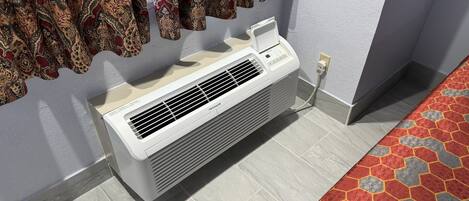 Quarto luxo, 2 camas Queen, para não fumantes | Ferros/tábuas de passar roupa, Wi-Fi de cortesia, roupa de cama