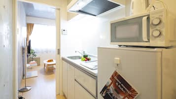 Quarto Triplo Superior, não fumadores (2-4F) | Cozinha privada | Um frigorífico, um micro-ondas, uma placa de cozinha