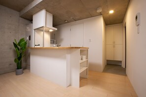 Um frigorífico, um micro-ondas, uma placa de cozinha 