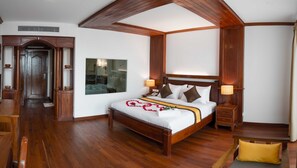 Quarto Duplo Deluxe | Minibar, cofre no quarto, secretária