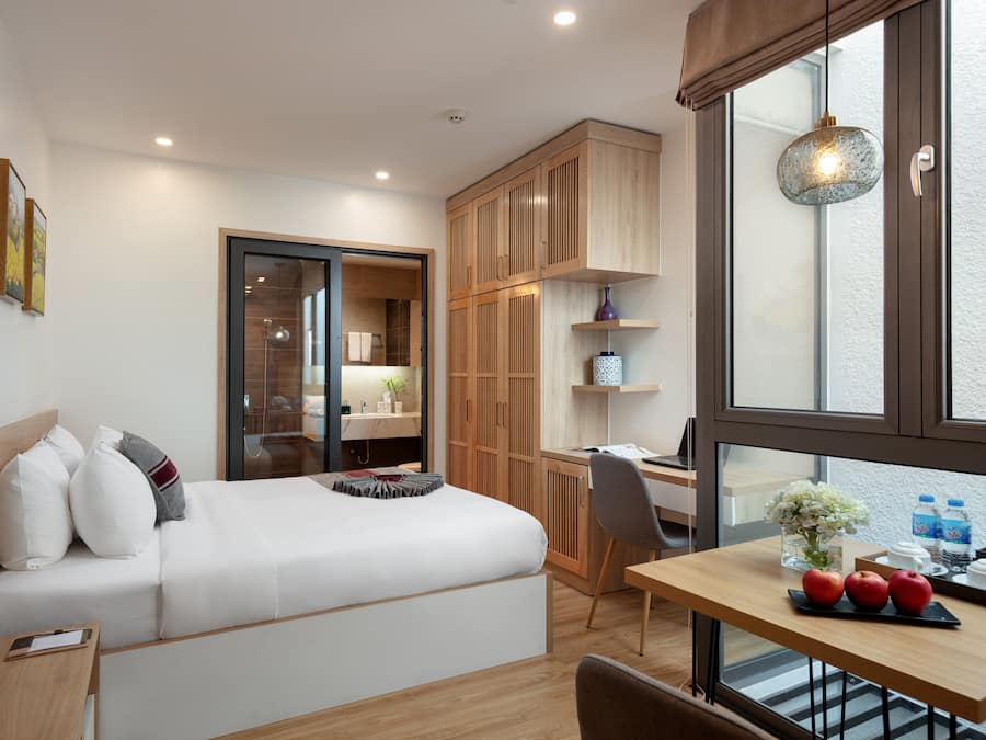 Quarto Duplo Deluxe | Minibar, cofre no quarto, secretária, cortinas/cortinados opacos