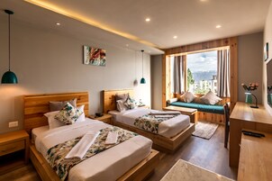 Quarto superior, 1 cama King, vista para a colina | Individualmente decorados, individualmente mobiliados, escrivaninha