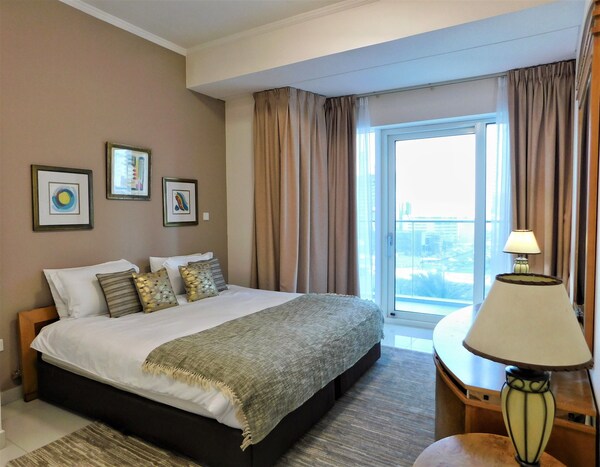 Luton Vacation Homes Damac Heights - Dubai
