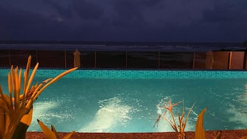 4 piscinas exteriores, da(s) 7:00 à(s) 22:00, guarda-sóis