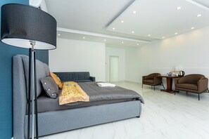 8 quartos, secretária, cortinas/cortinados opacos 