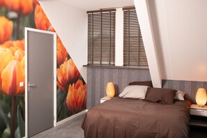 Quarto triplo superior, 1 cama Queen e sofá-cama, banheira | Wi-Fi de cortesia