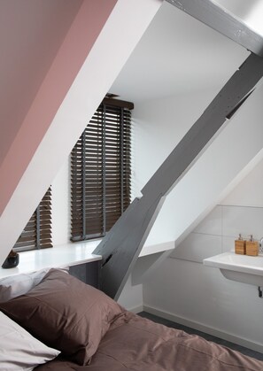 Quarto luxo, 1 cama Queen | Wi-Fi de cortesia