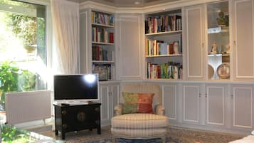 Apartamento conforto, vista para o jardim | Área de estar | TV de tela plana 100 cm com canais a cabo, TV, Netflix