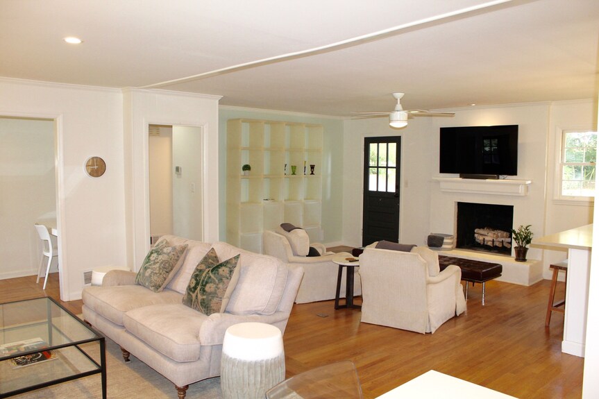 Beautiful Bungalow Right In Historic Roswell - Roswell, GA