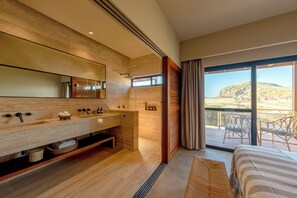 Luxury Room, 1 Queen Bed (Encanto Suite) | Banheiro | Chuveiro, chuveiro com efeito de chuva, produtos de toalete grátis 