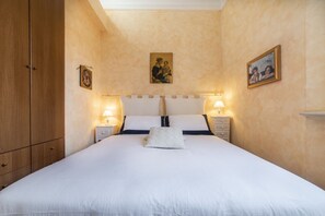 Apartamento, 1 quarto | 1 quarto, secretária, secretária adequada para computadores portáteis 