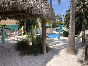 Piscina exterior, guarda-sóis, espreguiçadeiras