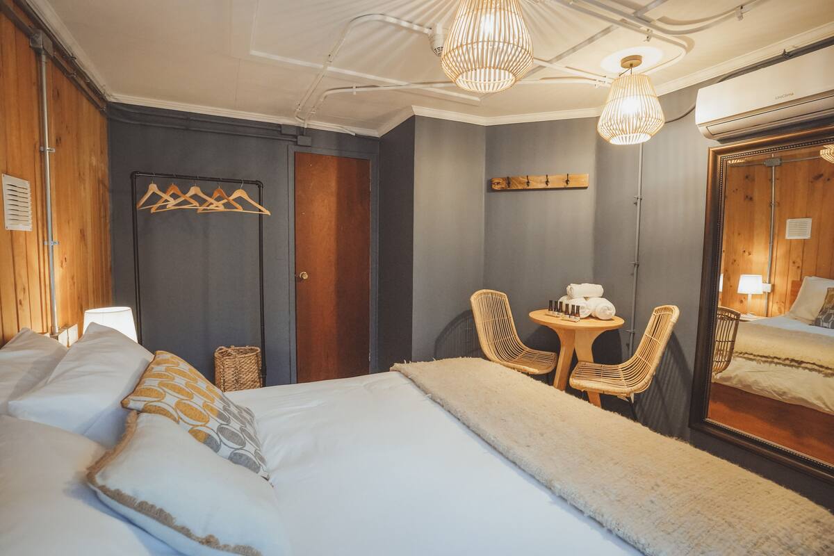 Quarto Standard | Roupa de alta qualidade, edredões de penas, camas de colchão pillowtop